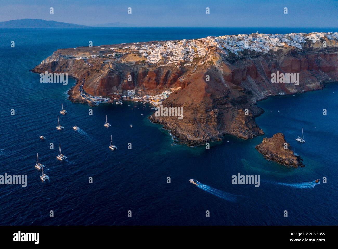 Grèce, Cyclades archipelago, Santorin Island, Oia village with Agios ...