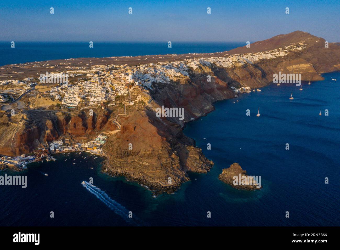 Grèce, Cyclades archipelago, Santorin Island, Oia village with Agios ...