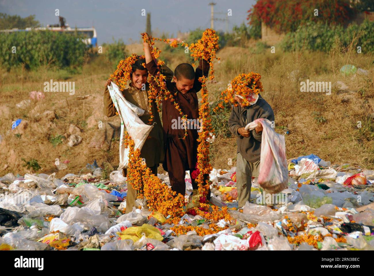 Garbage dump in islamabad pakistan hi-res stock photography and images ...