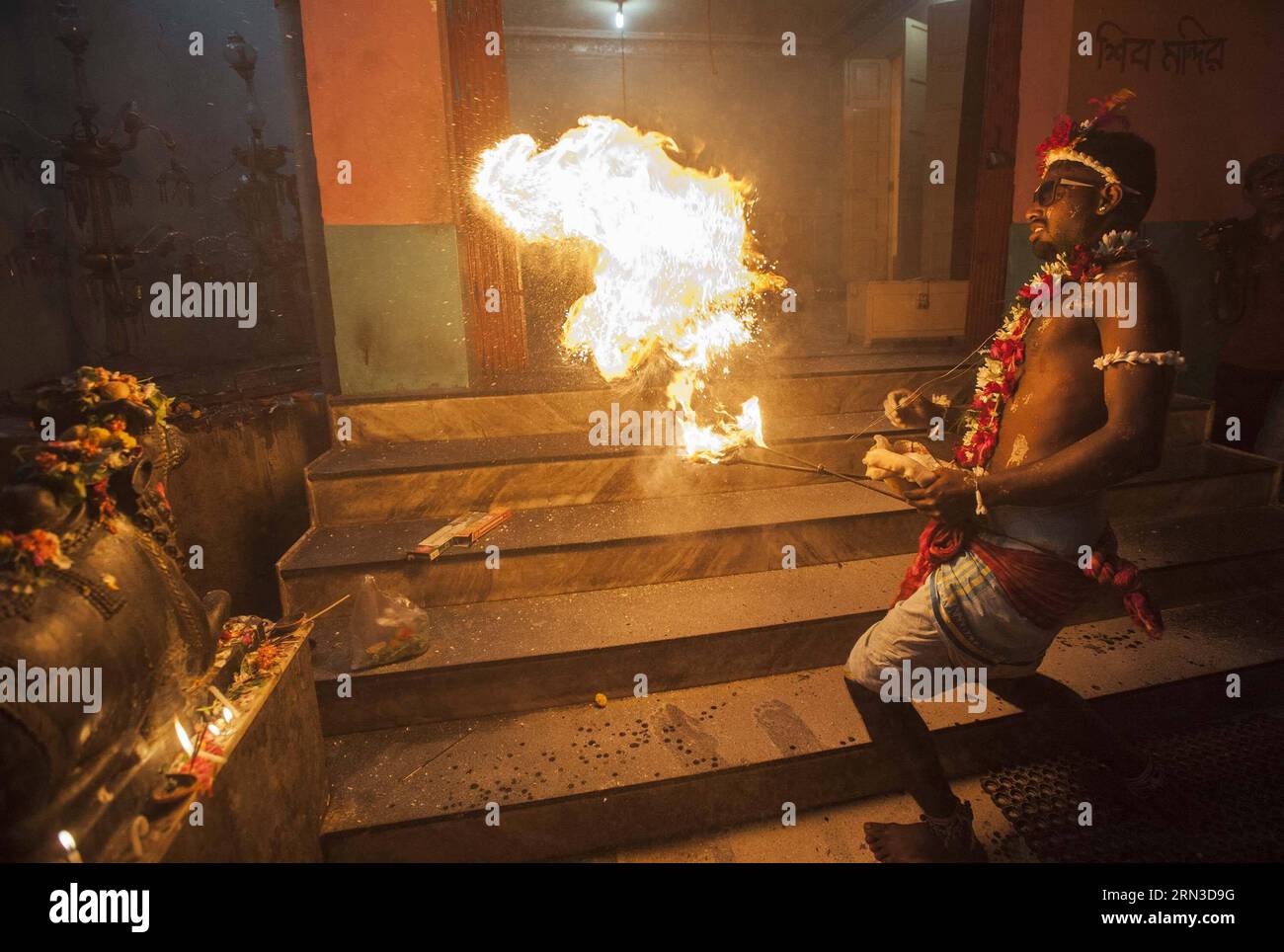 (150414) -- KOLKATA, April 13, 2015 -- An Indian Hindu devotee performs ...