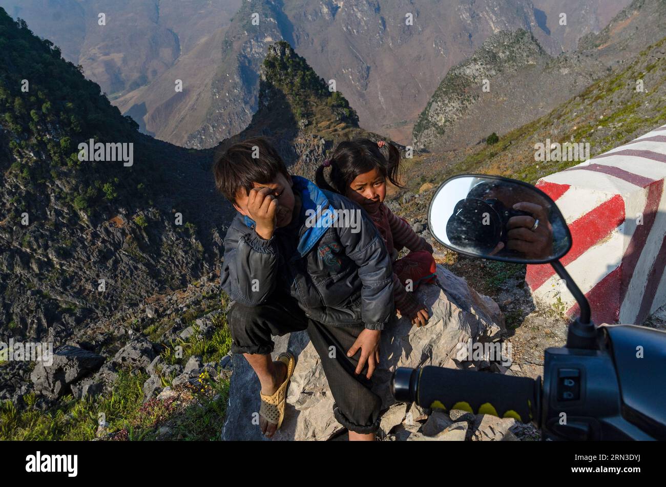 Vietnam children road hi-res stock photography and images - Alamy