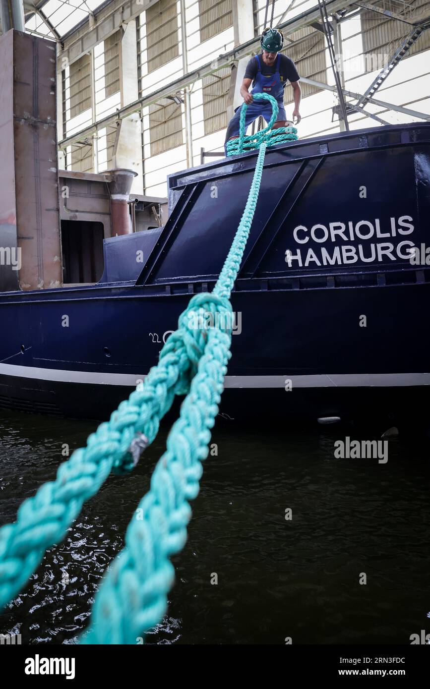 Lauenburg, Germany. 31st Aug, 2023. Shipyard workers moor the shell of the research vessel ...