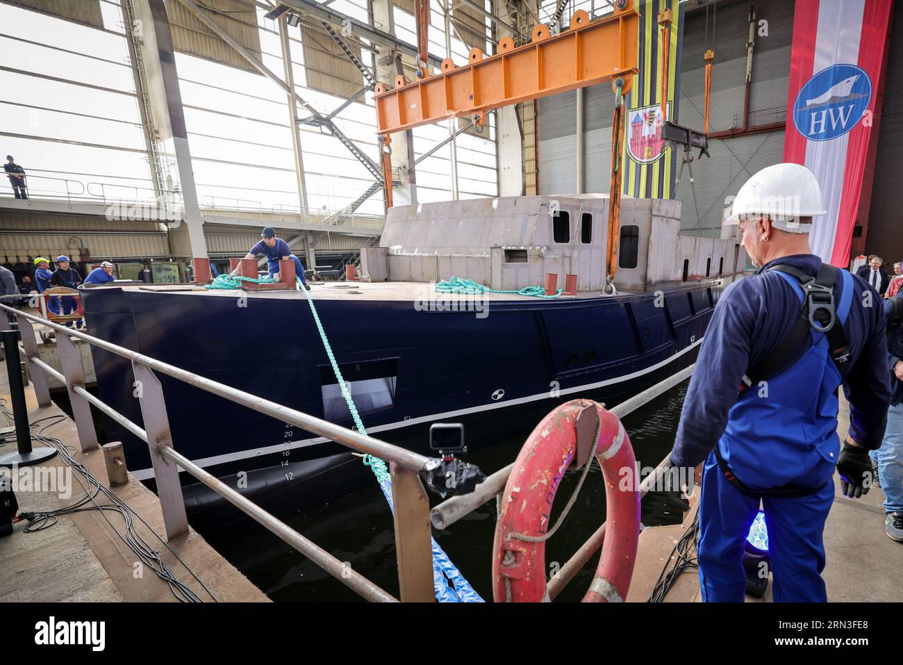 Lauenburg, Germany. 31st Aug, 2023. Shipyard workers moor the shell of ...