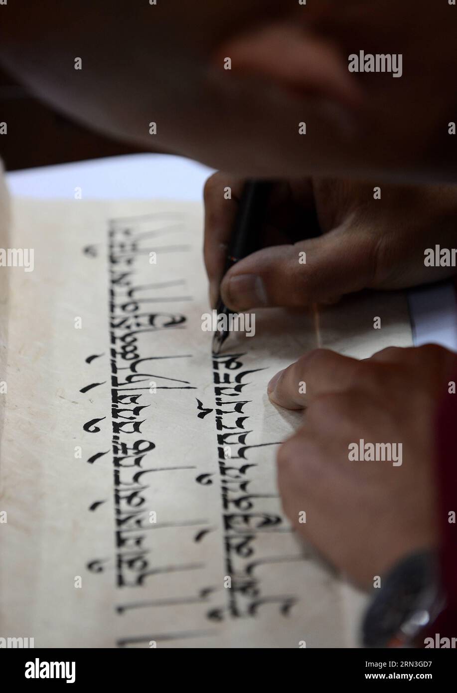 (150416) -- LHASA, April 16, 2015 -- A buddhist monk writes standard ...