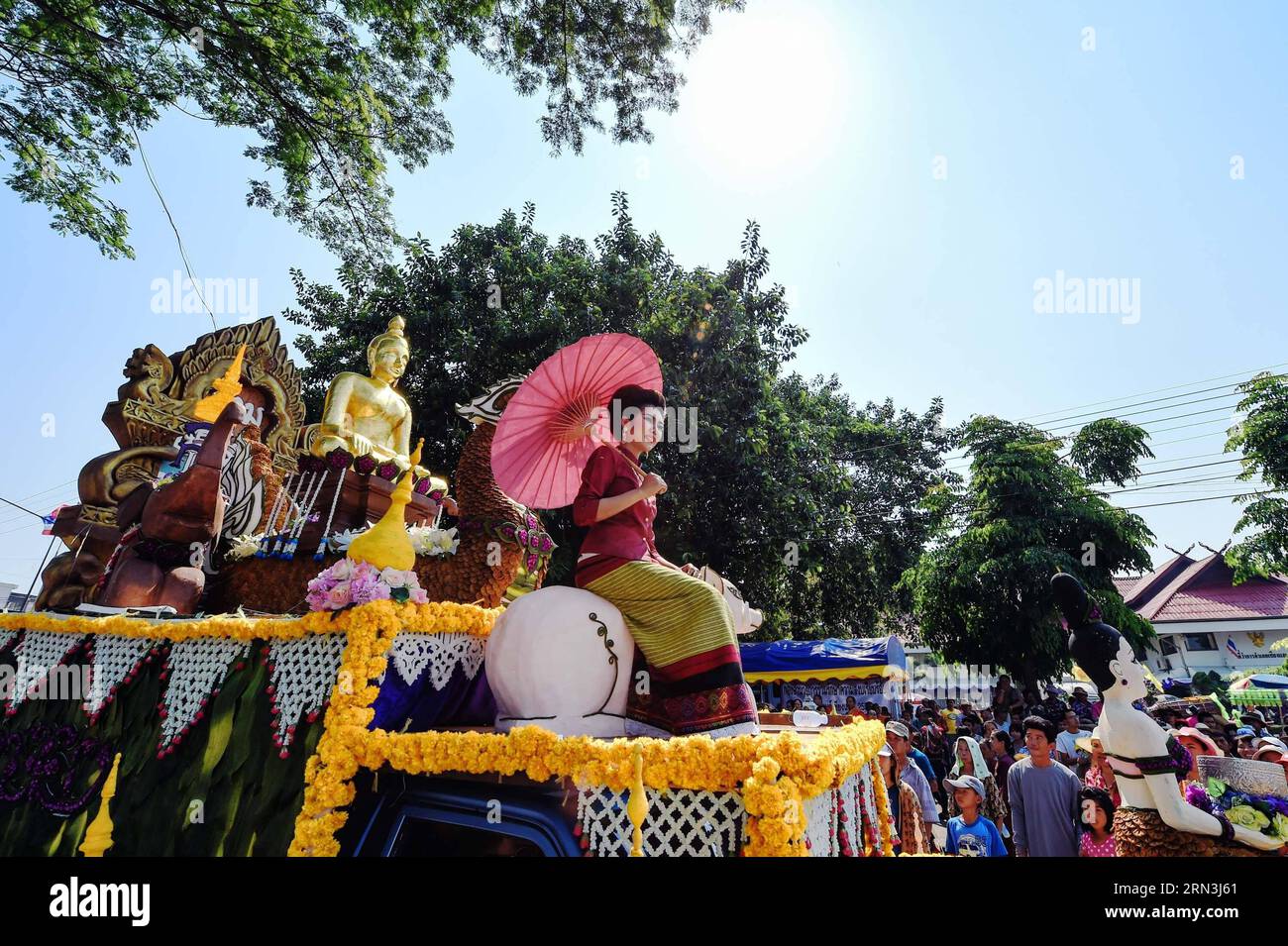 CHIANG SAEN, April 18, 2015 -- A candidate for Miss Songkran takes a ...