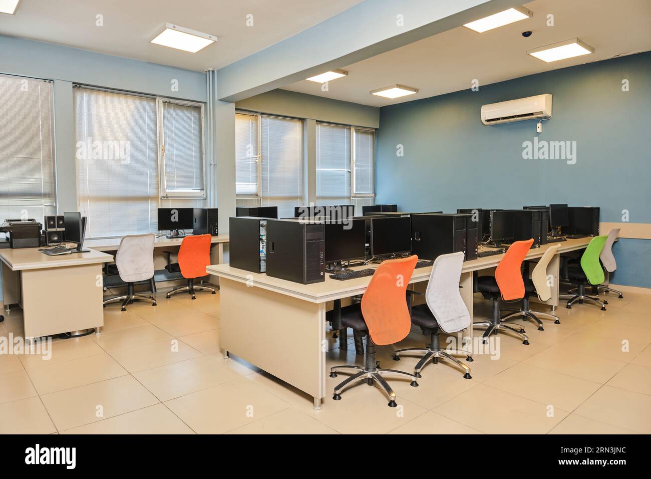 Empty science lab classroom hi-res stock photography and images - Alamy