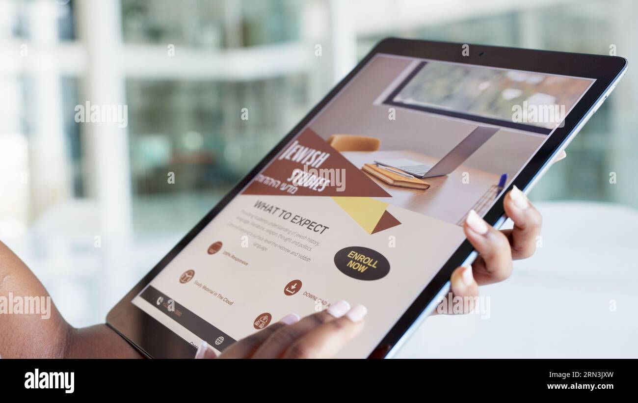 Woman reading a scroll hi-res stock photography and images - Alamy