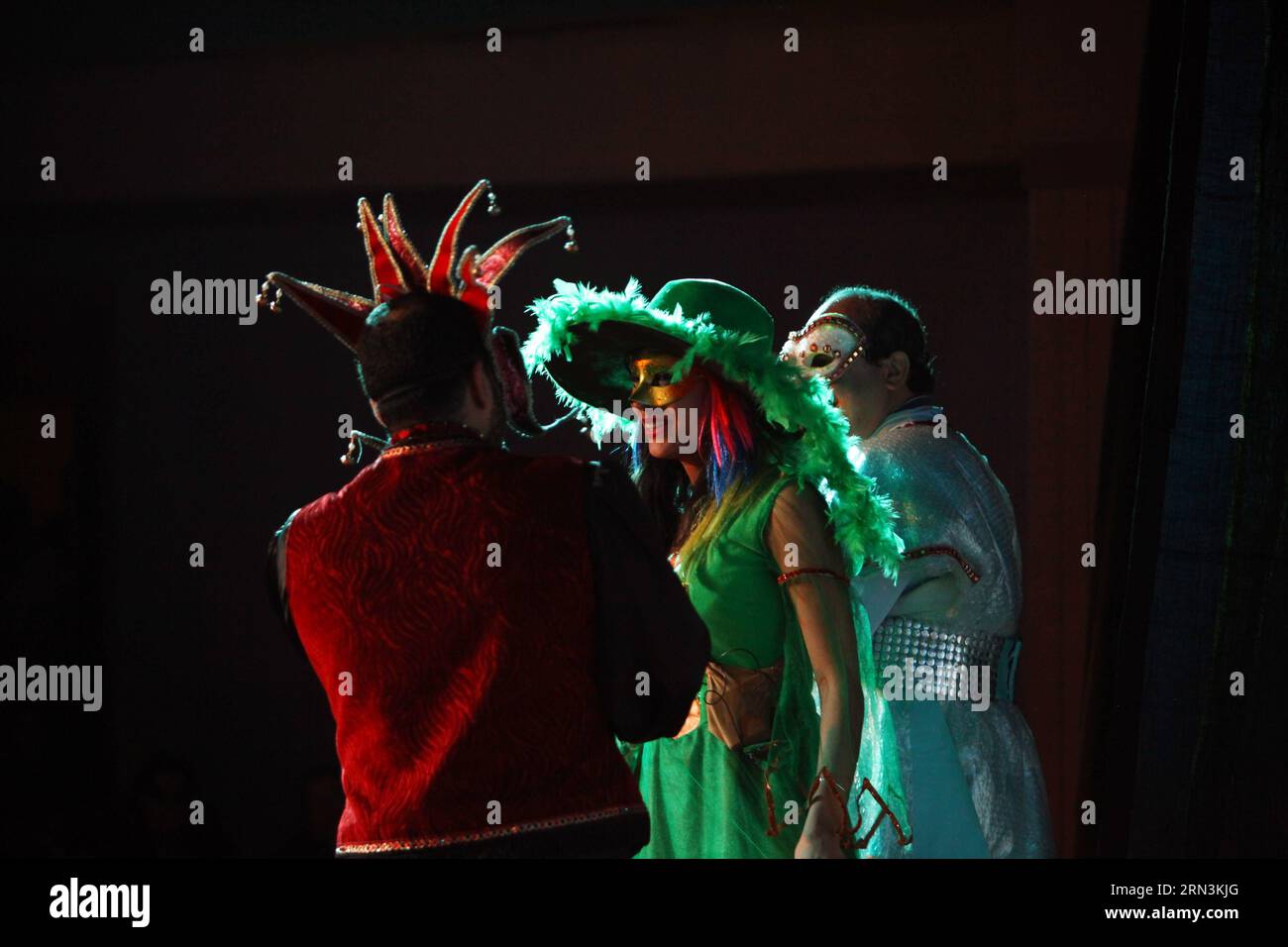 (150421) -- CAIRO, April 21, 2015 -- Actors and actresses play during a ...