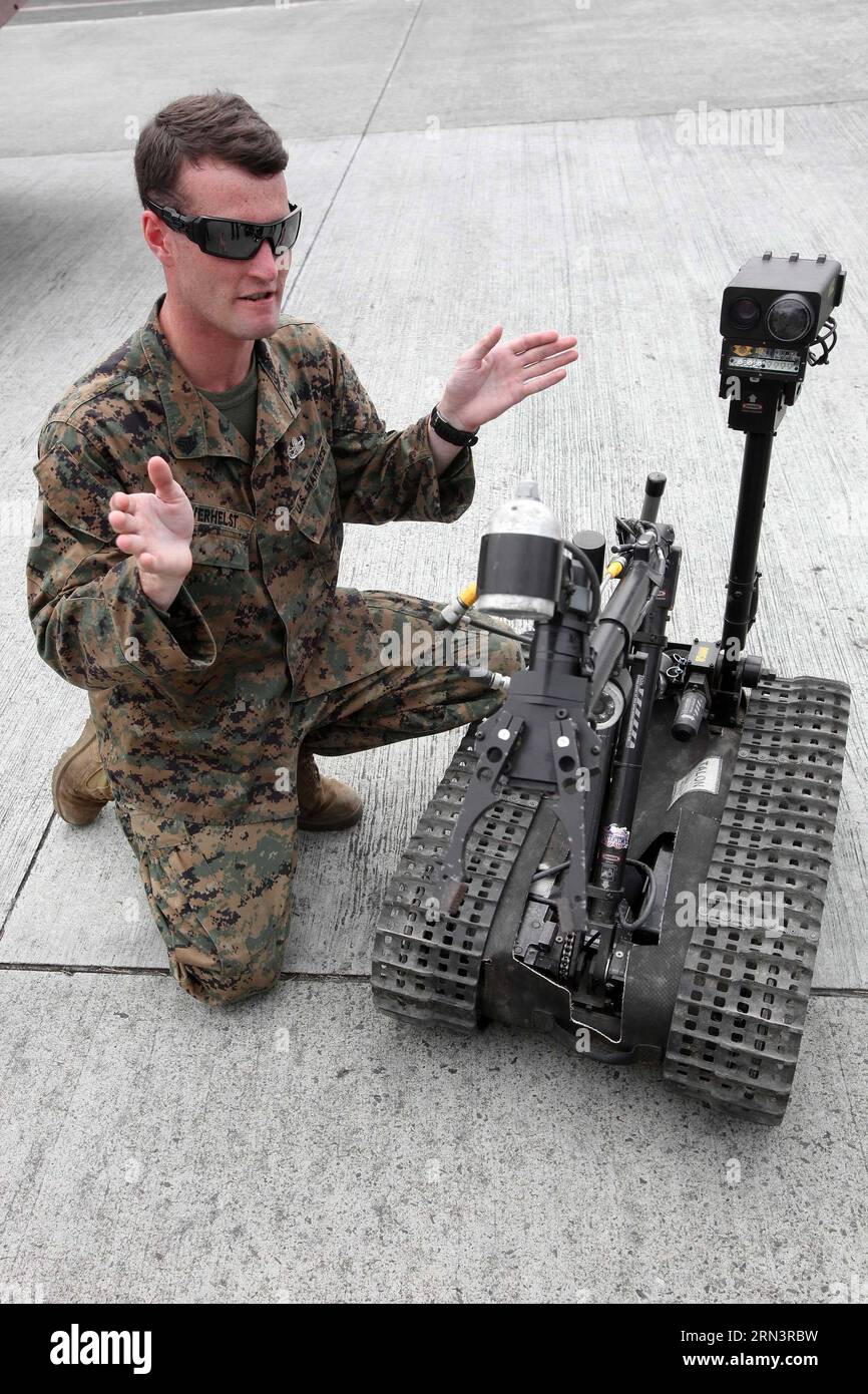 (150425) -- PAMPANGA, April 25, 2015 -- A U.S. marine demonstrates a ...