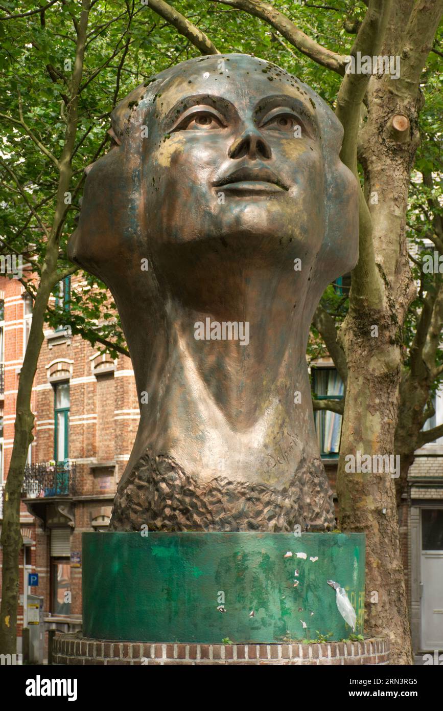 The statue 'Regard de Lumière' bij Charles Delporte in Brussels ...