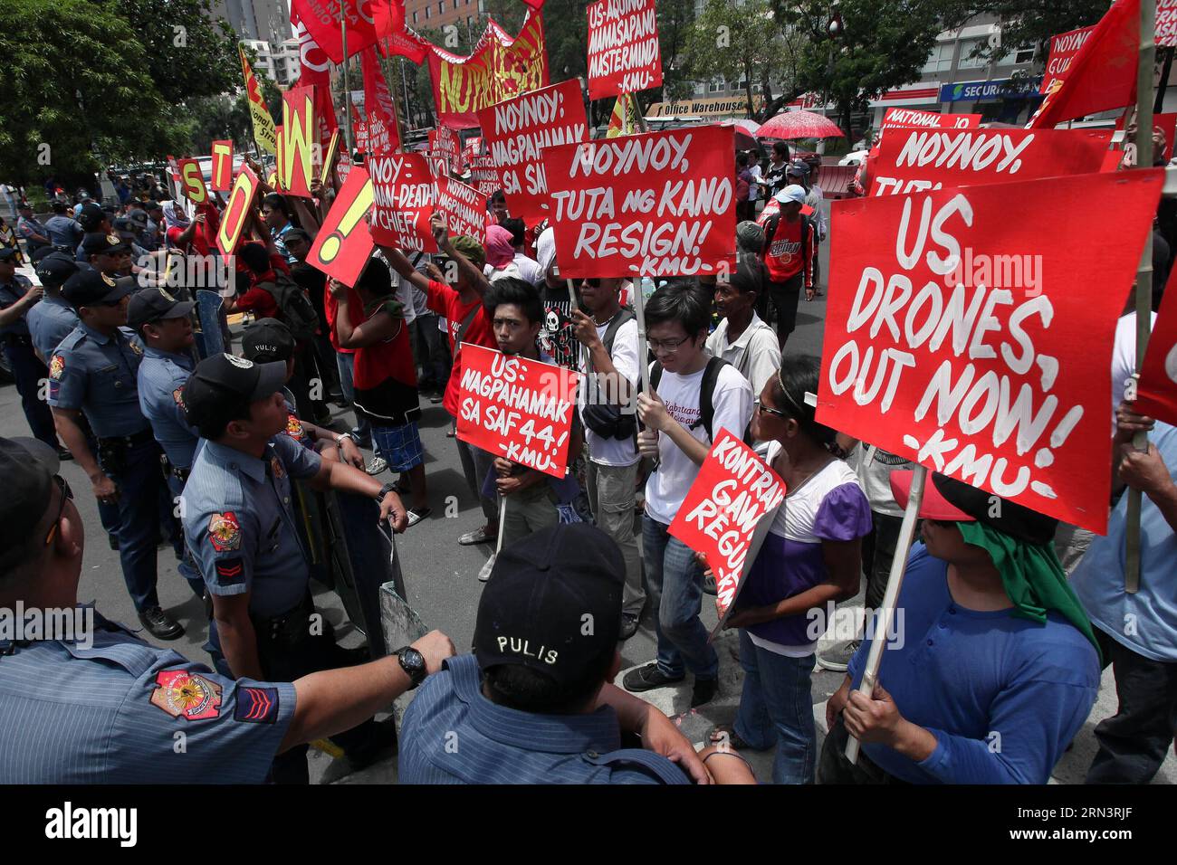 Filipino protest hi-res stock photography and images - Alamy