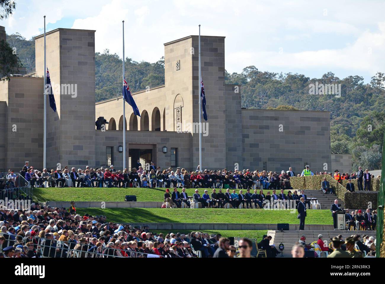 (150425) -- CANBERRA, April 25, 2015 -- People attend a commemorative ...