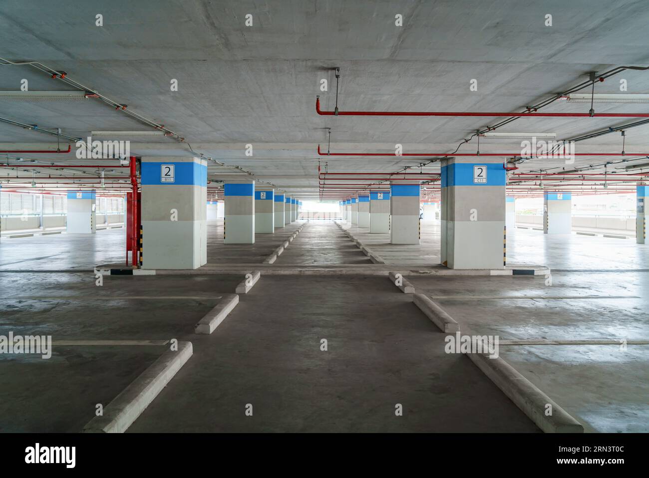 Empty underground parking lot area hi-res stock photography and images ...