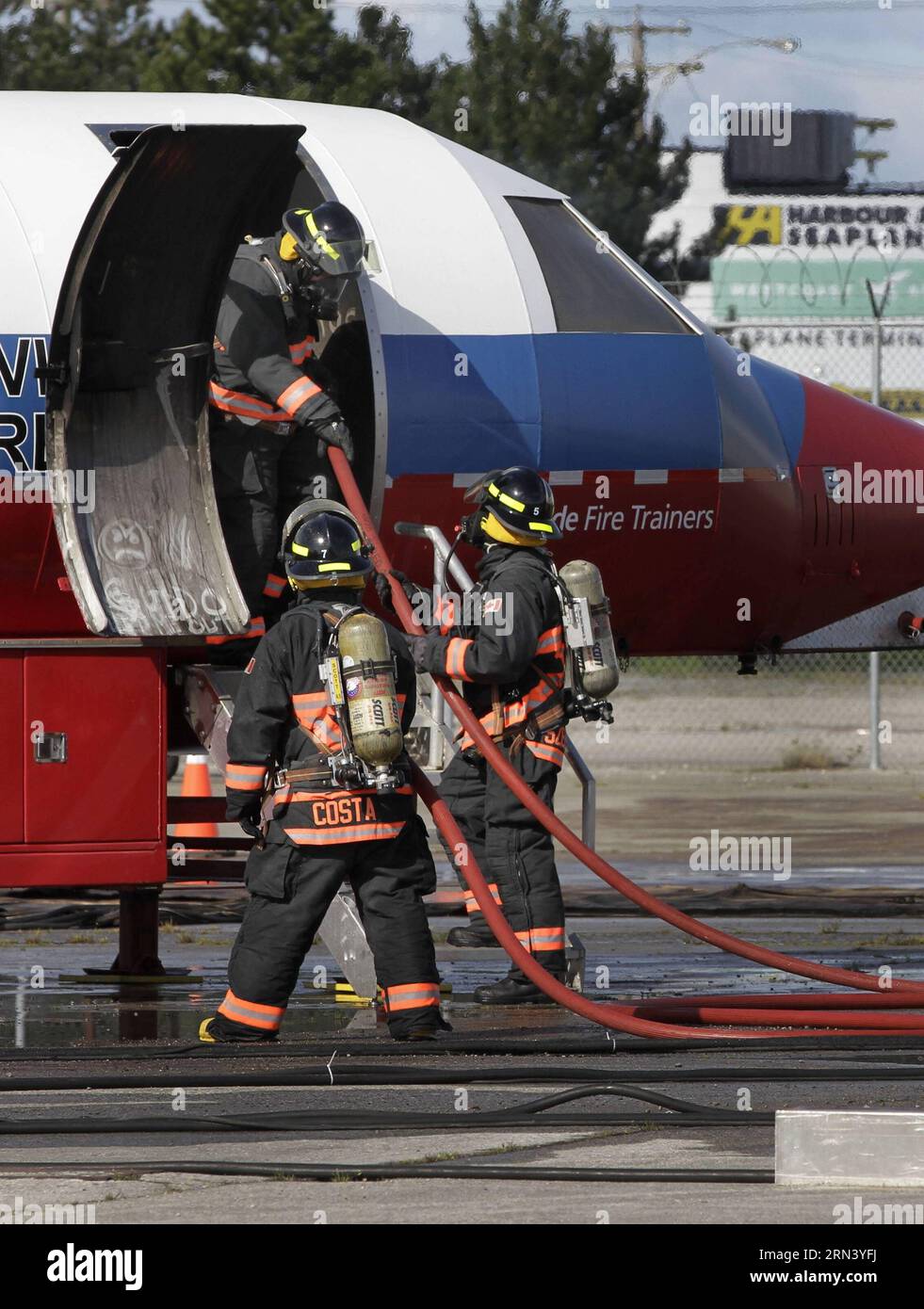 VANCOUVER, April 29, 2015 --Firefighters carry the hose into an ...