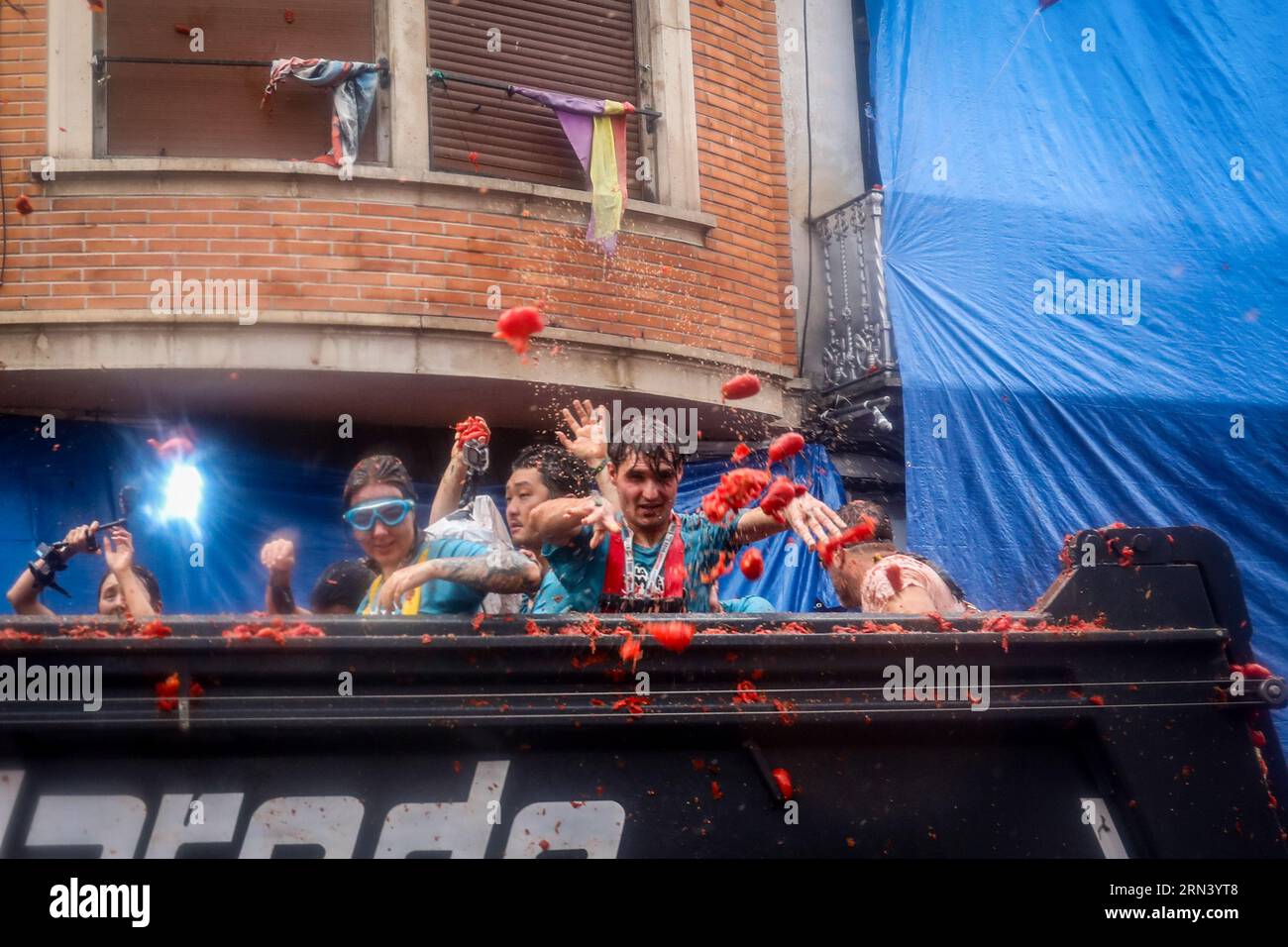 Tomato throwing festival la tomatina hi-res stock photography and ...