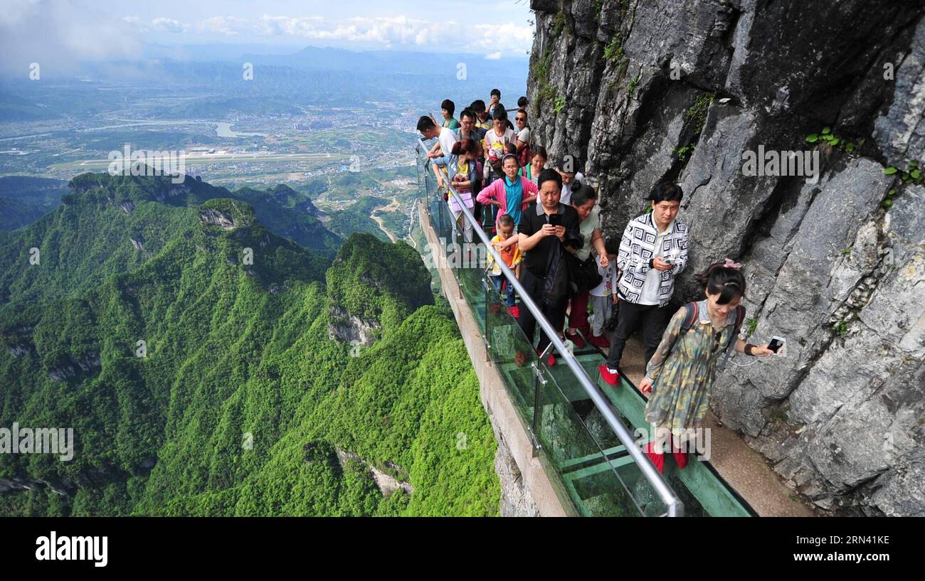 (150502) -- ZHANGJIAJIE, May 2, 2015 -- Tourists walk on a pavement ...