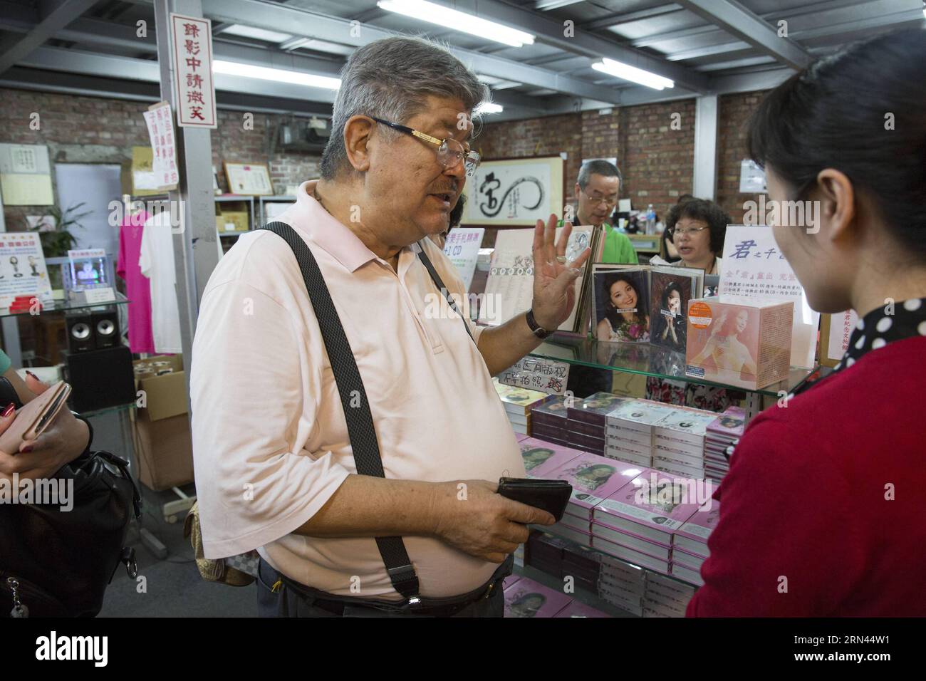 TAIPEI, May 5, 2015 -- Teng Chang-ang (L), eldest brother of Teresa ...