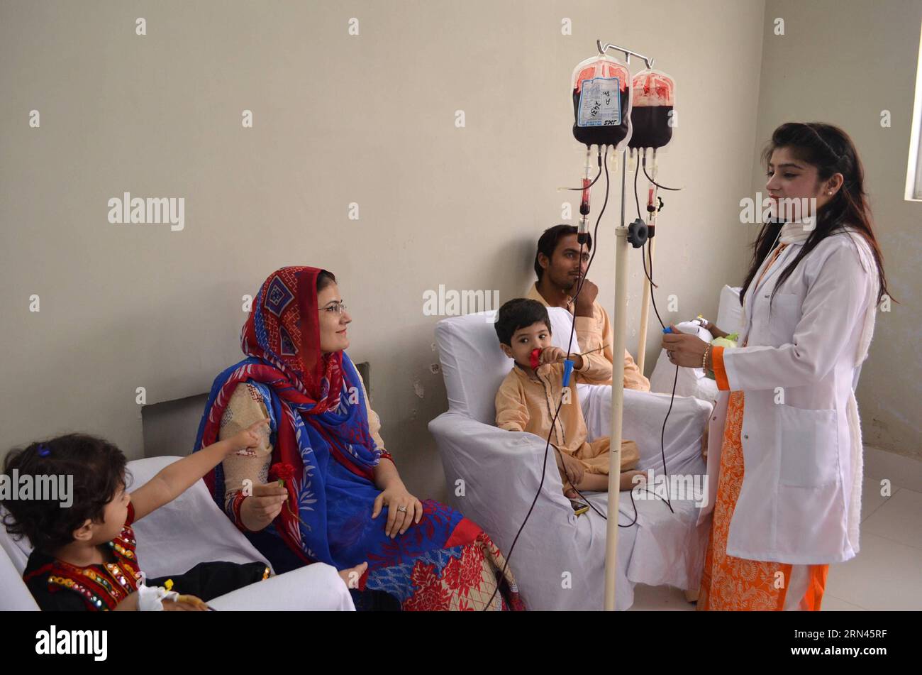 (150508) -- LAHORE, May 8, 2015 -- Pakistani patients suffering from ...