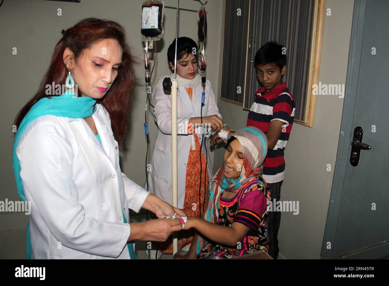 (150508) -- LAHORE, May 8, 2015 -- Pakistani patients suffering from ...