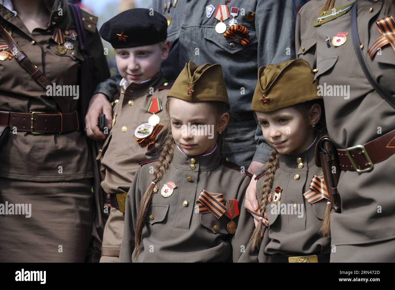 (150509) -- NARVA, May 9, 2015 -- Kids dressed up in suits of WWII ...