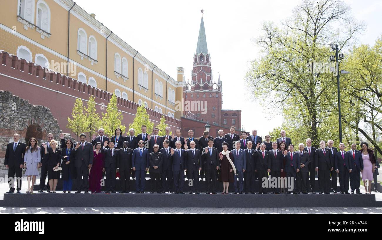 (150509) -- MOSCOW, May 9, 2015 -- Chinese President Xi Jinping and his ...
