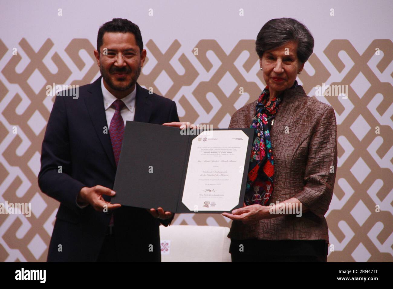 City keys delivery ceremony hi-res stock photography and images - Alamy