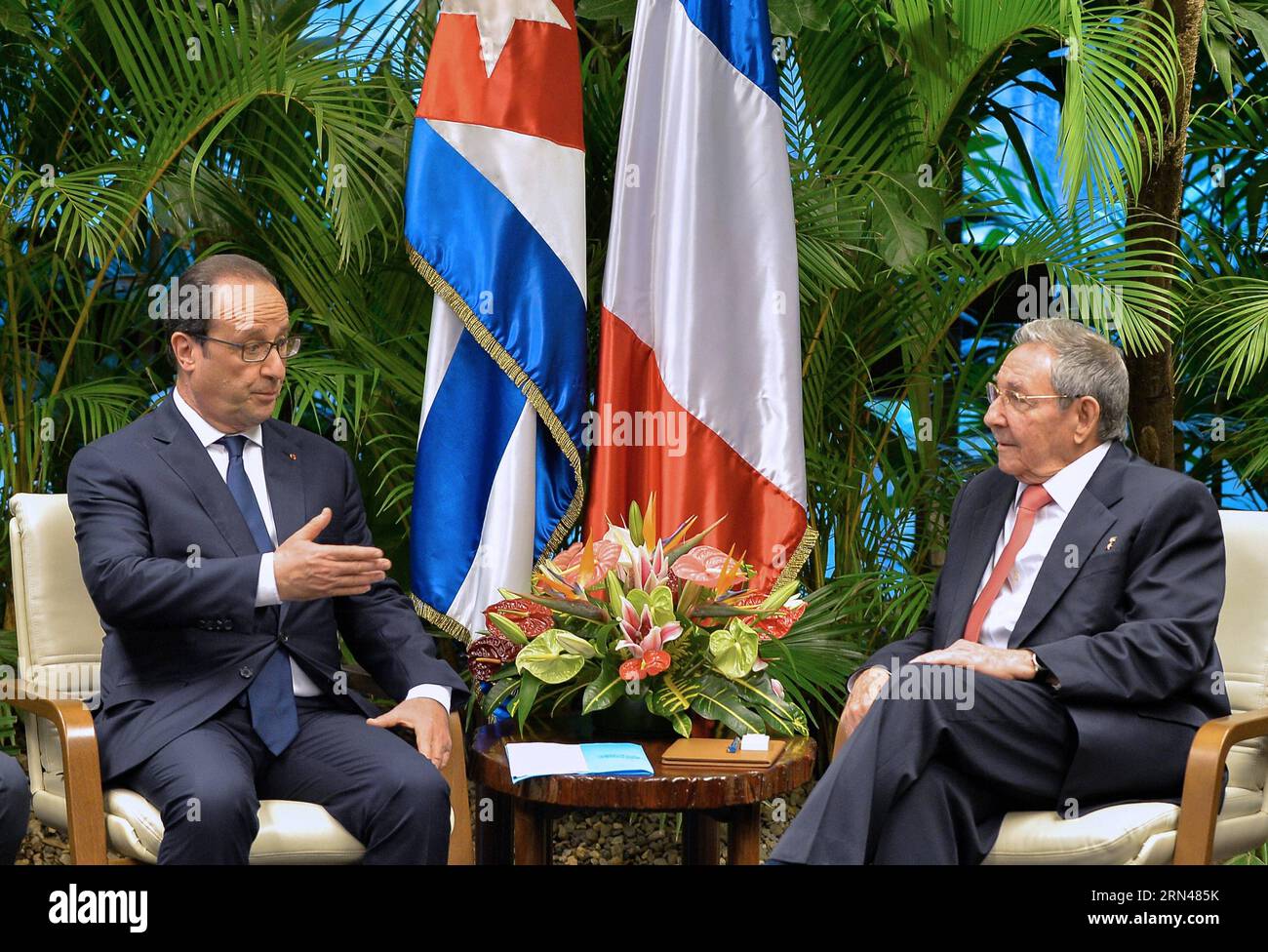 French President Francois Hollande (L) meets with his Cuban counterpart ...