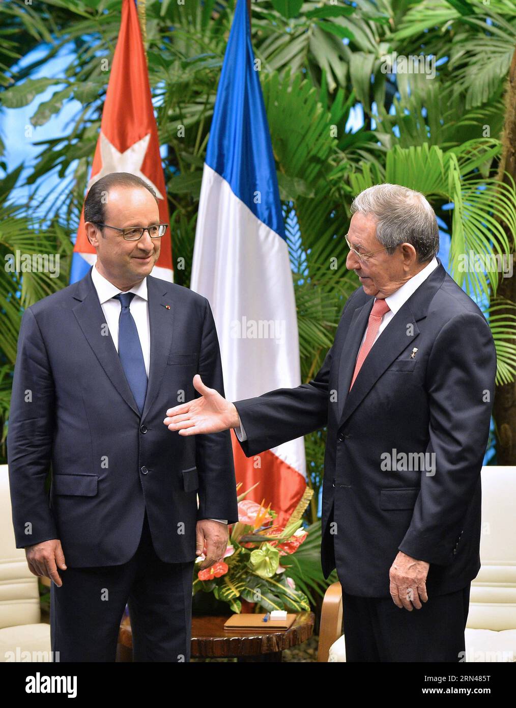 French President Francois Hollande (L) meets with his Cuban counterpart ...