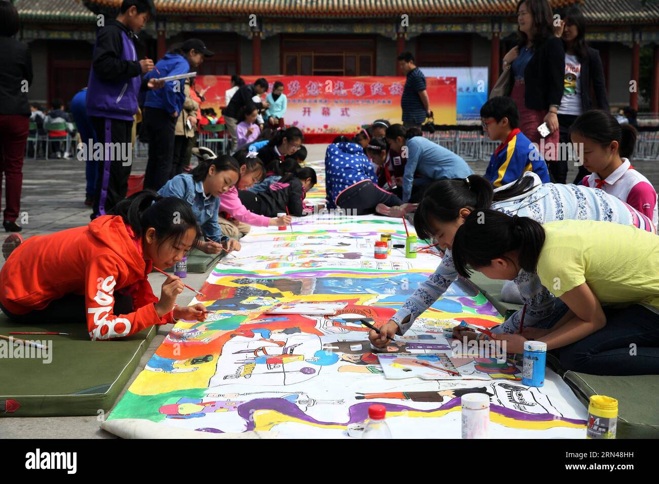 Primary school students painting hi-res stock photography and images ...