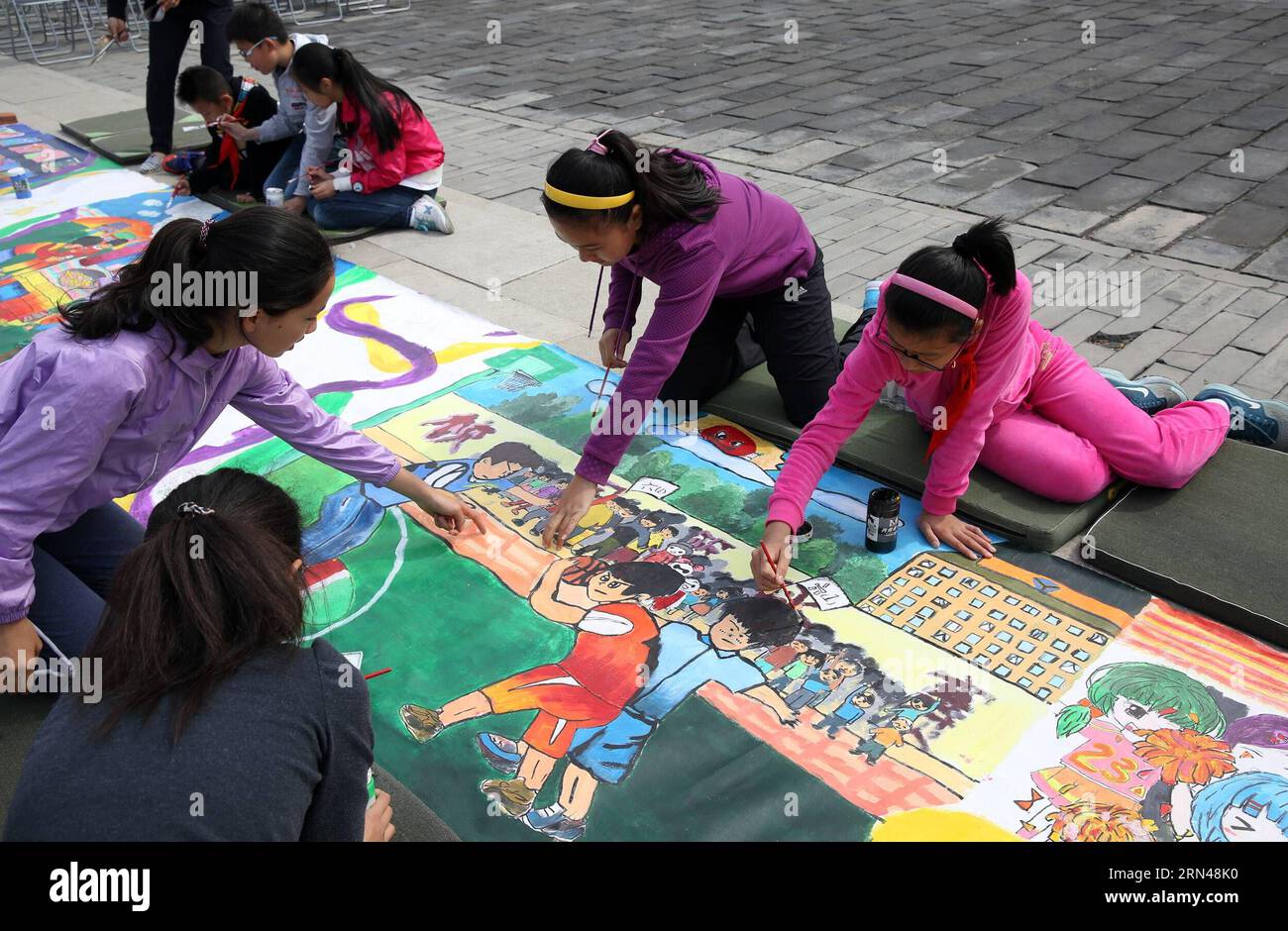 (150512) -- BEIJING, May 12, 2015 -- Primary school students paint ...