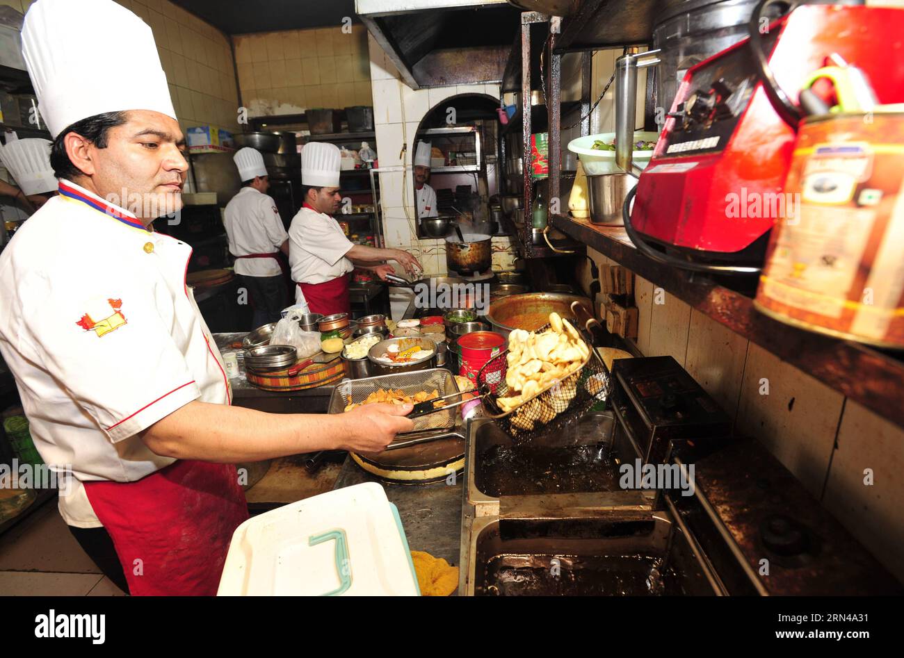 (150514) -- XI AN, May 14, 2015 -- An Indian chef cooks food at the ...
