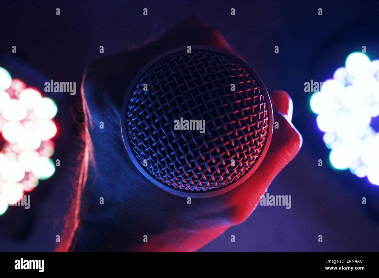 Dynamic singer hi-res stock photography and images - Alamy