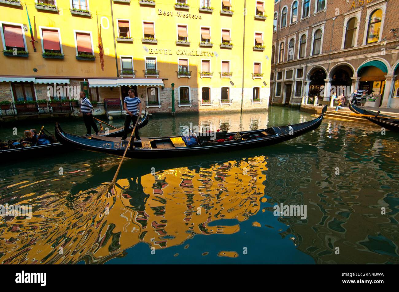 Canal parking hi-res stock photography and images - Alamy