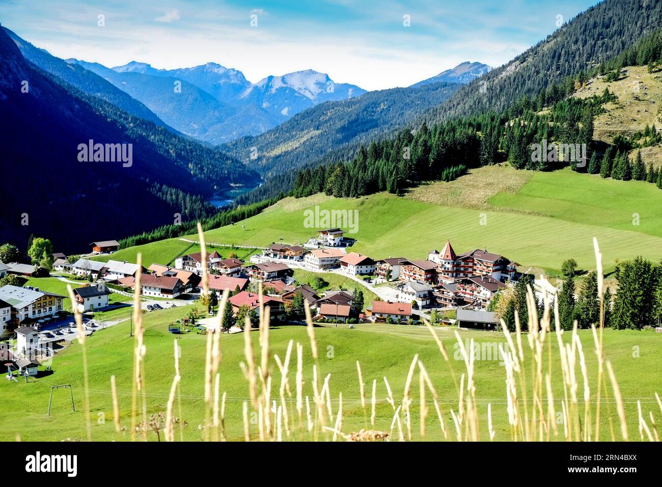 Idyllisches Bergdorf in den Lechtaler Alpen Stock Photo - Alamy