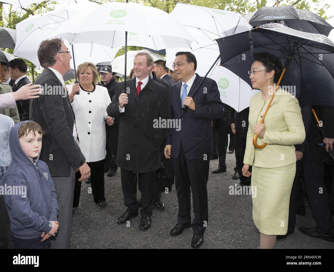 Chinese Premier Li Keqiang (2nd R) and his wife, Prof. Cheng Hong (1st ...