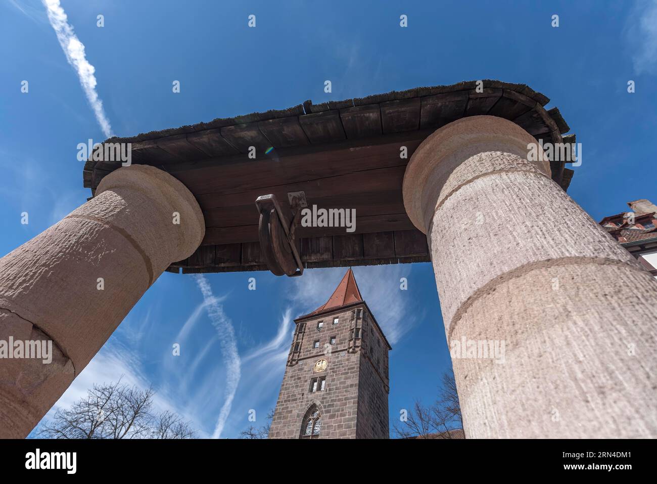 Historic draw well, Neutorturm in the back, Tiergaertnertorplatz ...