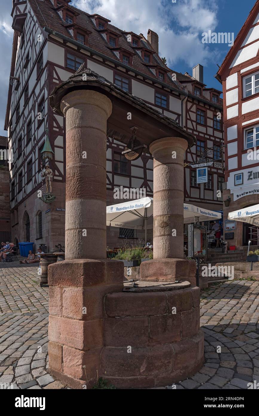 Historic draw well, Pilatus House at the back, Tiergaertnertorplatz ...