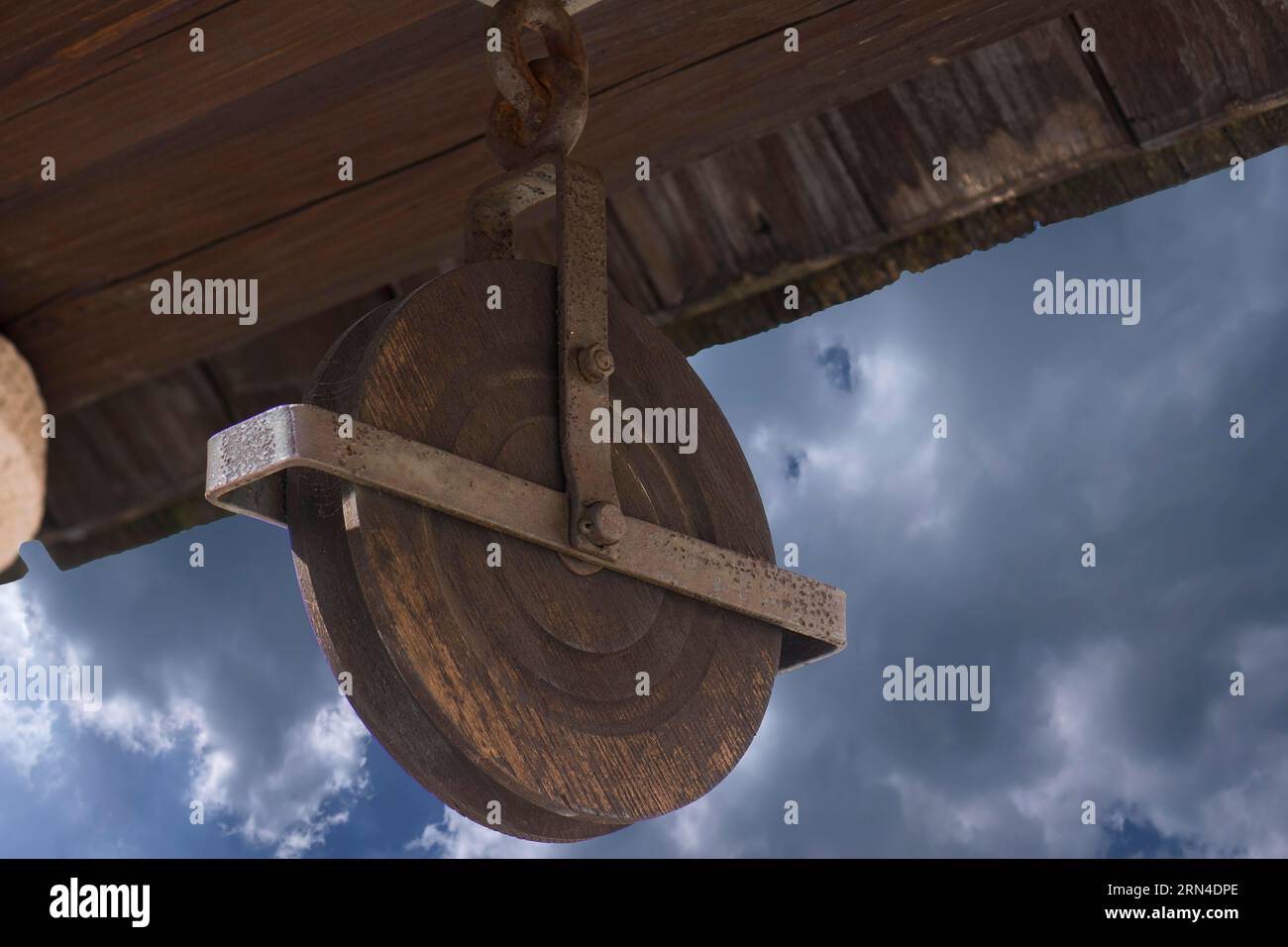 Detailed view of the historic draw well, Tiergaertnertorplatz ...