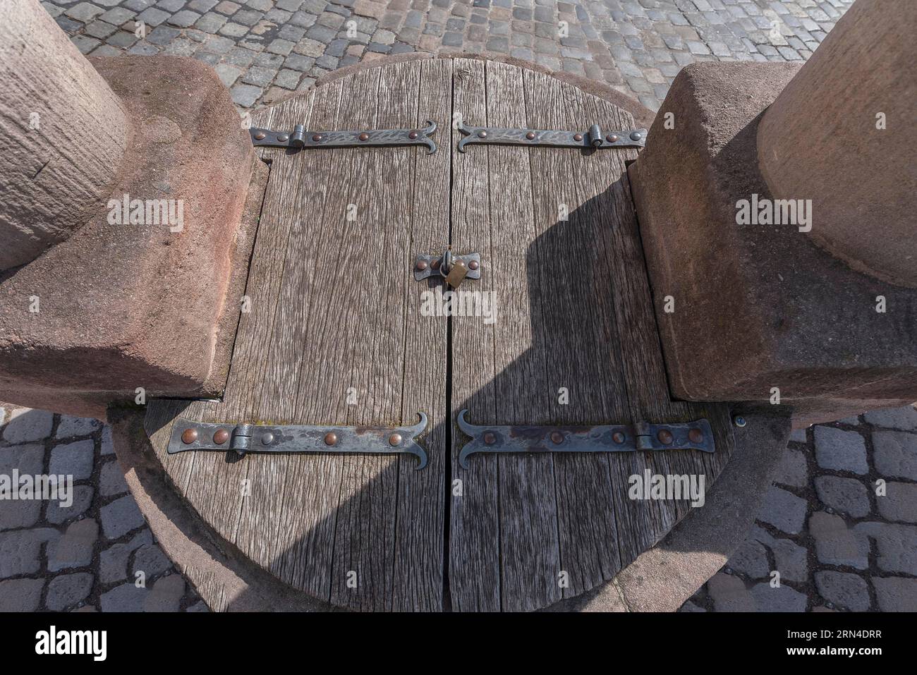 Detailed view of the historic draw well, Tiergaertnertorplatz ...