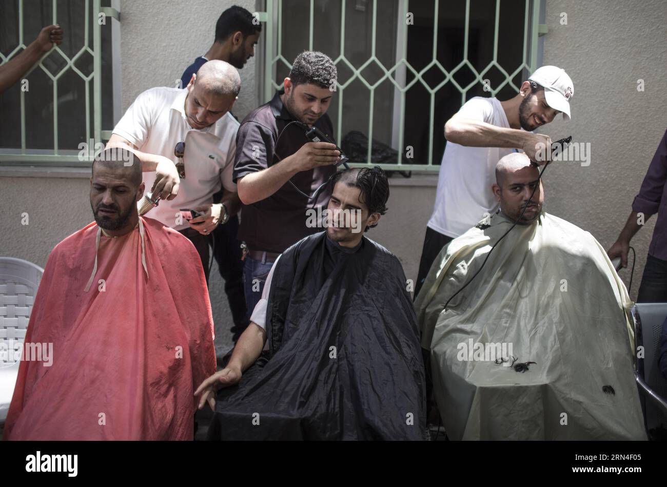 (150519) -- Gaza, May 19, 2015 -- Palestinians have their heads shaved ...