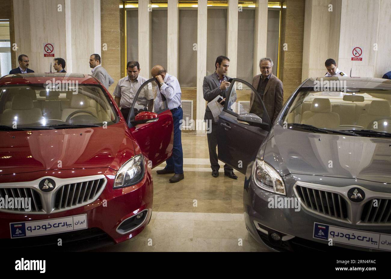 (150519) -- TEHRAN, May 19, 2015 -- Iranian customers watch model cars ...