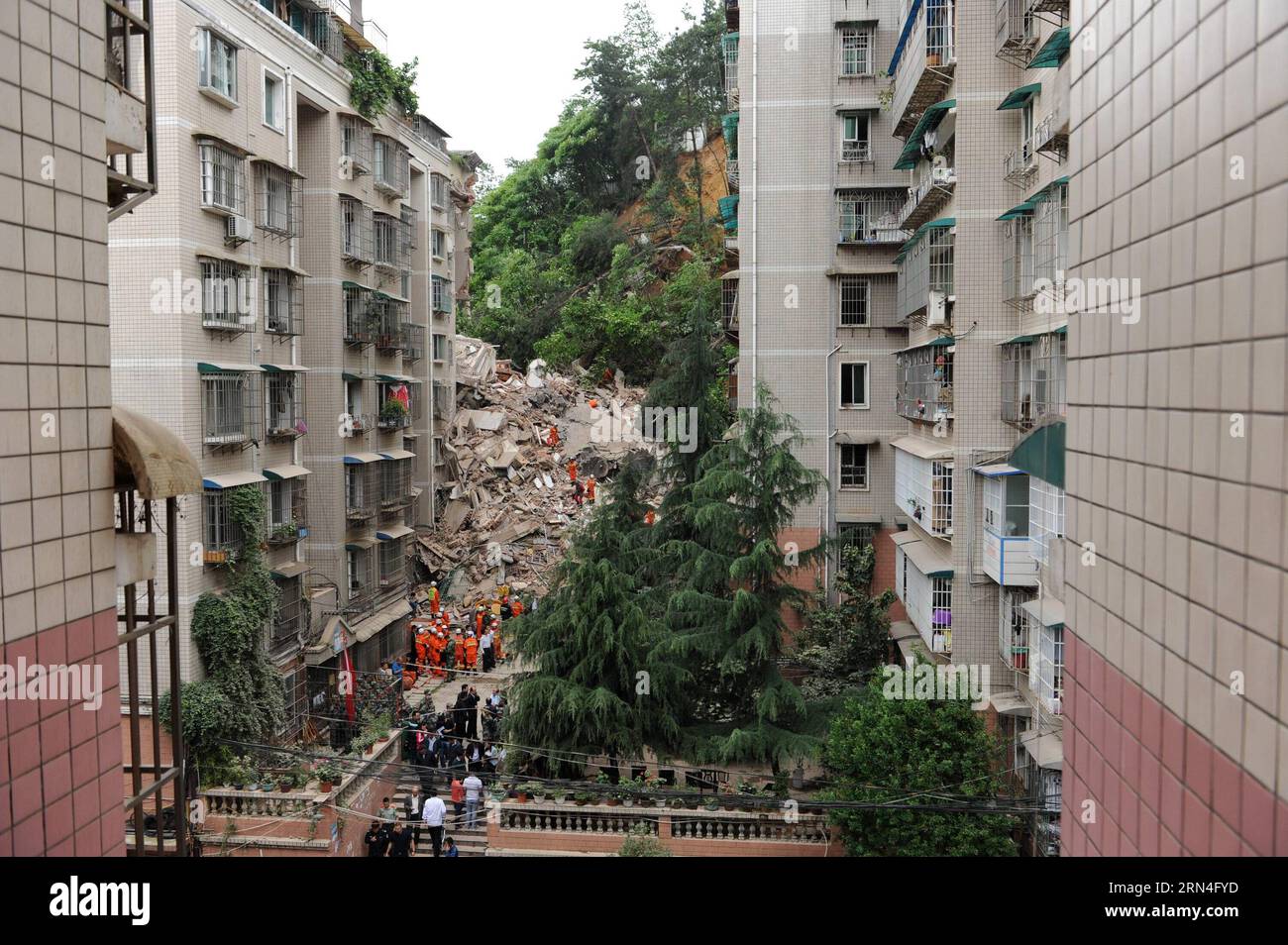 (150520) -- GUIYANG, May 20, 2015 -- Rescuers search for survivors at a ...