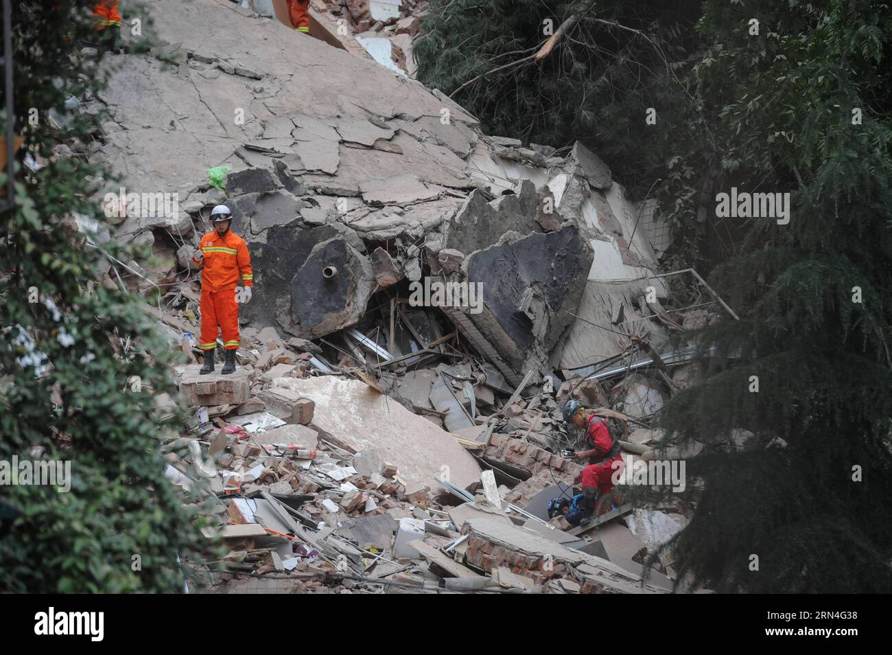 (150520) -- GUIYANG, May 20, 2015 -- Rescuers search for survivors at a ...