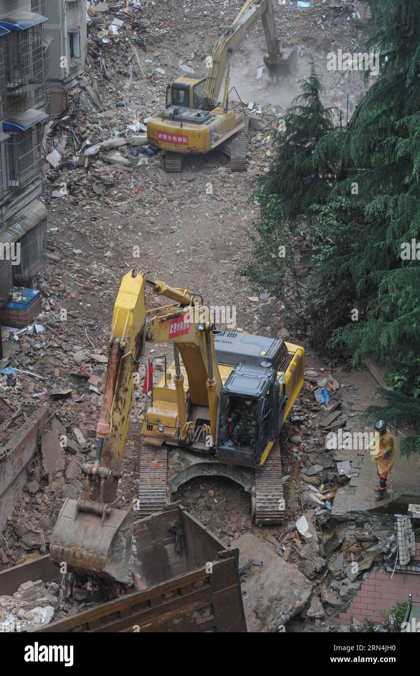 (150522) -- GUIYANG, May 22, 2015 -- Rescuers search for survivors at a ...