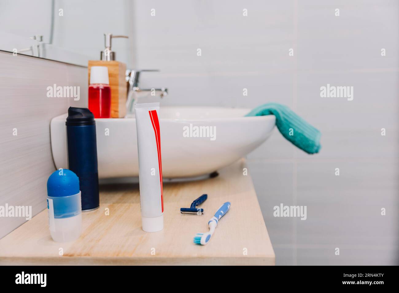Side of wash basin hi-res stock photography and images - Alamy