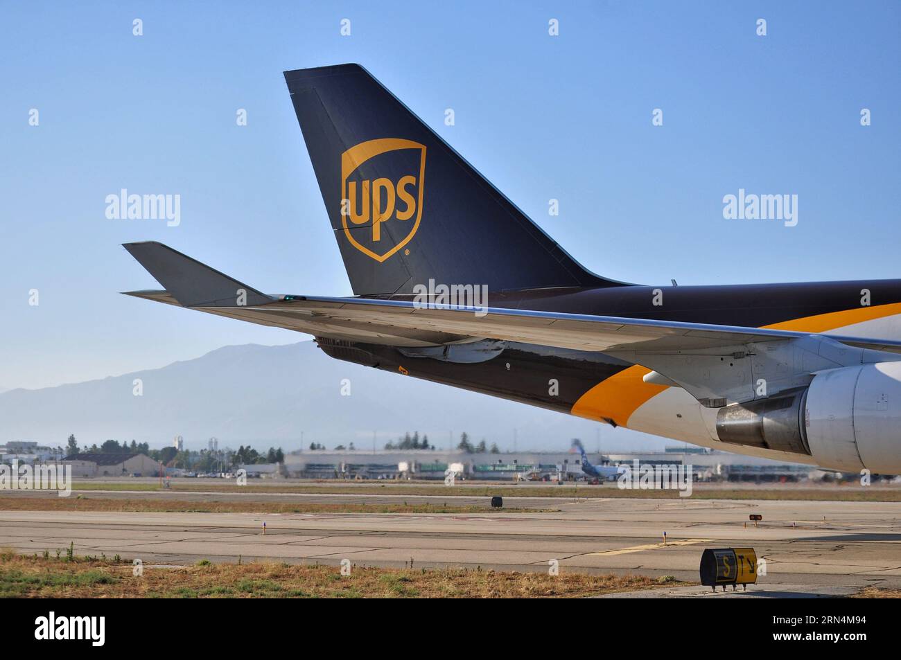 747 of ups hi-res stock photography and images - Alamy