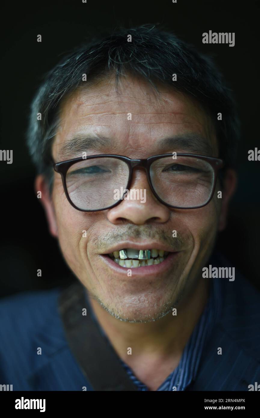 (150525) -- DAHUA, May 25, 2015 -- Photo shows the portrait of 52-year ...