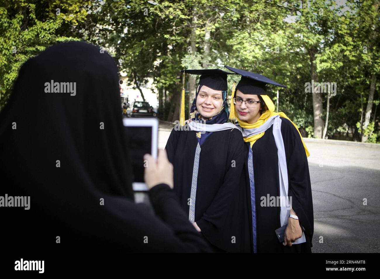 (150525) -- TEHRAN, May 24, 2015 -- Iranian students pose for photos ...