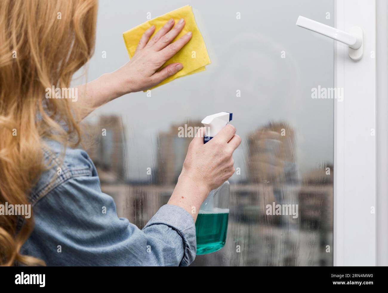 Washing maid hi-res stock photography and images - Alamy
