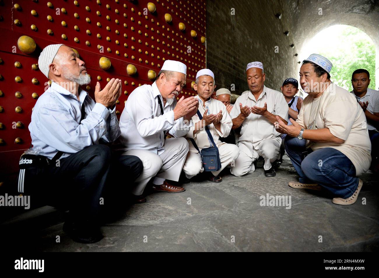 (150525) -- XI AN, May 25, 2015 -- Representatives of Dungan people, an ...
